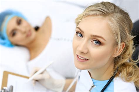 여성 의사와 병원에서 젊은 여자 환자 의사는 침대에 누워 여자 검사 위에서 보기 진료 및 건강 관리 최고의 치료 및 의학 개념에 보험 간호사에 대한 스톡 사진 및 기타