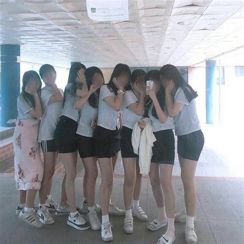ஓ⚚↝ 最好的朋友 ˀˍ 에 있는 핀 여자 교복 교복 스타일 몸매좋은 여자