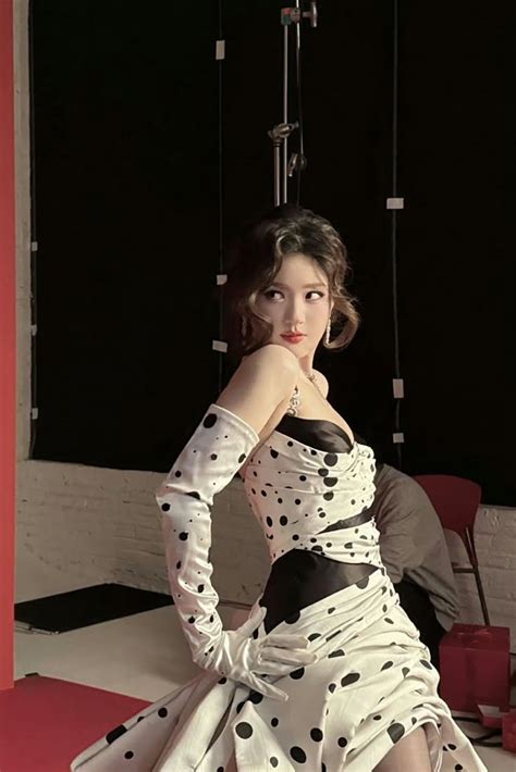 Pin By Roza Mirgalimova On Rosy Zhao Lusy Models Outfits Just Girly Things Friend Poses