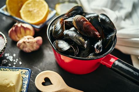 레몬 파 슬 리 마늘 버터와 함께 냄비에 신선한 맛 있는 원시 홍합 갑각류에 대한 스톡 사진 및 기타 이미지 갑각류 건강한