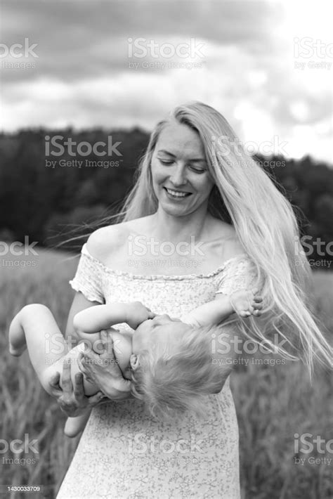 현장에서 엄마와 아기 엄마는 어린 아들과 놀고 있습니다 아이에 대한 어머니의 사랑 2 5 개월에 대한 스톡 사진 및 기타 이미지 2 5 개월 2명 35 39세