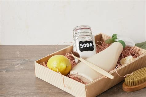 Refresco en un tarro botella de spray de limón y otros productos de