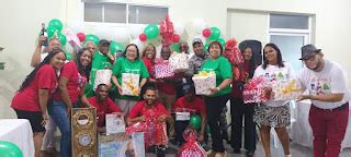 Profesora Genara González festeja la navidad con empleados de la