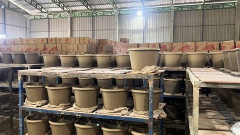 លោក អ៊ឹម បូរ៉ាថា ទោះមានការប្រកួតប្រជែង ធុងចម្រោះទឹកផលិតពីដីឥដ្ឋនៅតែមានទីផ្សារ បទយកការណ៍