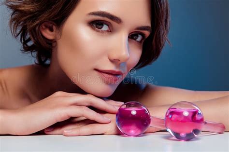 Foto De La Encantadora Jovencita De Hielo Facial Globos Spa Tratamiento