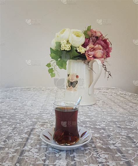 传统的土耳其茶在花园里