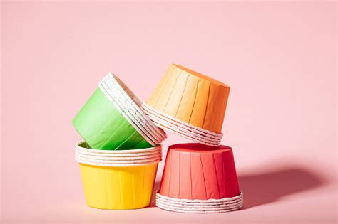 핑크색 배경에 머핀과 컵케이크를 위한 멀티 컬러 종이 몰드 0명에 대한 스톡 사진 및 기타 이미지 0명 귀여운 노랑