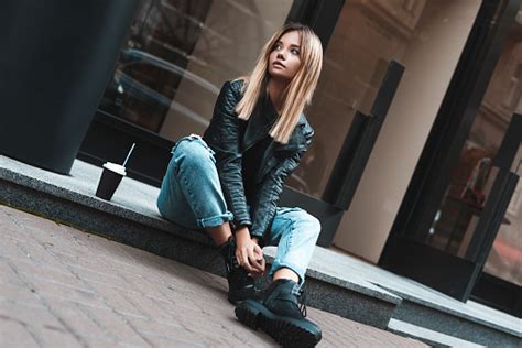 도시 거리에 가죽 자 켓에 젊은 금발 여자 세련 된 패션 모델 야외 가죽에 대한 스톡 사진 및 기타 이미지 가죽 거리 귀여운 Istock