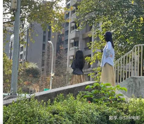 45岁高圆圆现状：带女儿逛公园被偶遇，5岁女儿长发飘飘 知乎