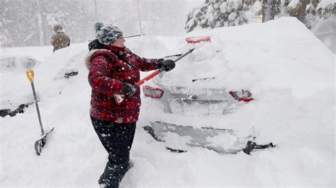 Une Puissante Tempête De Neige Frappe La Californie Et La Sierra Nevada