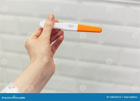 Schneller Schwangerschaftstest Mit Negativem Ergebnis in Der Hand Der ...