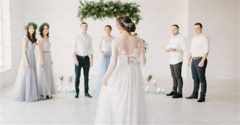 Foto Zum Thema Die Hübsche Braut In Einem Luxuriösen Weißen Kleid Hält