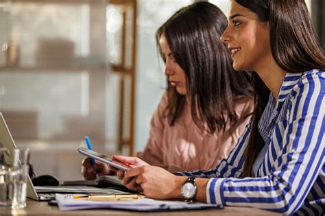 디지털 태블릿과 노트북을 사용하여 함께 프로젝트를 진행하는 두 명의 사업가 20 24세에 대한 스톡 사진 및 기타 이미지 20 24세 2명 계획 Istock