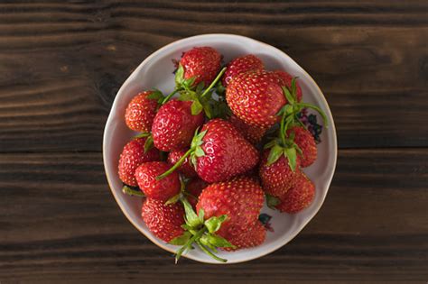 나무 테이블에 딸기 잘 익은 딸기의 그릇 달콤한 베리 디저트 플랫 레이 0명에 대한 스톡 사진 및 기타 이미지 0명 가득 찬 건강한 식생활 Istock