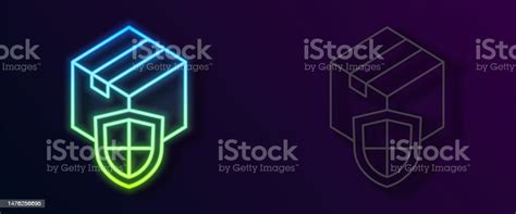 검은 색 배경에 격리 된 방패 아이콘과 빛나는 네온 라인 배달 보안 배달 보험 방패 너머에 있는 골판지 상자 벡터 고급에 대한 스톡 벡터 아트 및 기타 이미지 Istock