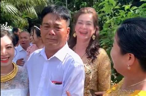 Bố Mếu Máo Khóc Trên đường Tiễn Con Gái Rượu Về Nhà Chồng Khiến Cả Họ