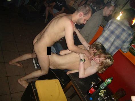 【画像】クラブの中が裸の男女で凄い事になってる ポッカキット