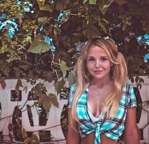 Pin De Ian Garcia En Little Monroe Celebridades Moda Femenina Femenina