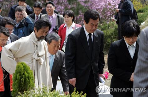 민노당 민족민주열사 묘소 참배 연합뉴스