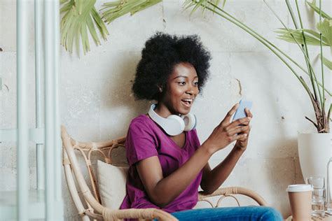 충격 아프리카 여자의 절반 길이 캐주얼 입고 스마트 폰을 보고 갈색 머리에 대한 스톡 사진 및 기타 이미지 갈색 머리 곱슬 머리 레스토랑 Istock