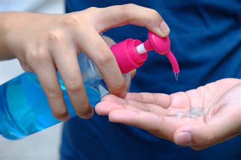 공중 화장실을 사용한 후 알코올 젤 이나 항균 비누 소독제로 손을 씻는 소년 위생 개념 세균 박테리아의 확산을 방지하고 코로나