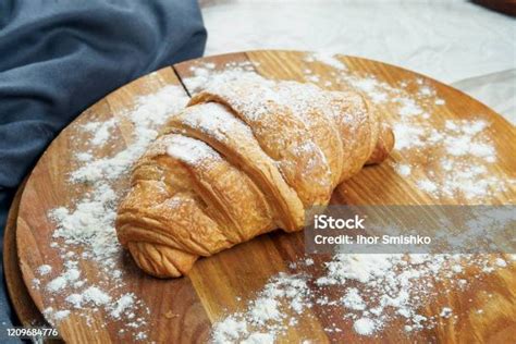 나무 판에 커스터드를 곁들인 갓 구운 크루아상 아침 식사로 식욕을 돋우는 프랑스 페이스트리 0명에 대한 스톡 사진 및 기타 이미지 Istock