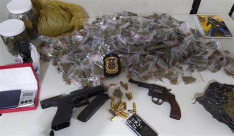 Polícia Recupera Carro Roubado E Apreende Armas E Drogas Com Criminosos