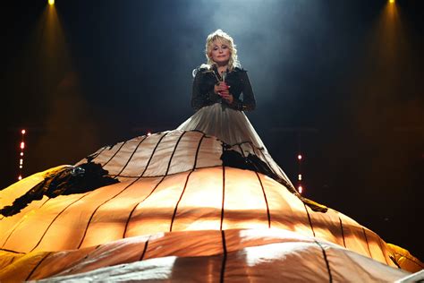 Dolly Parton Began Rockstar Era At Acm Awards With New Song