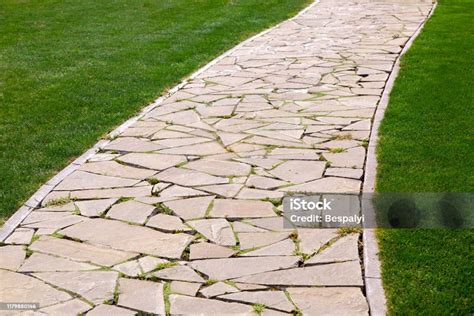 녹색 잔디가있는 공원의 깃발 보도는 화창한 여름 날 포장 돌 타일을 클로즈업하여 관점으로 이동합니다 0명에 대한 스톡 사진 및 기타 이미지 Istock