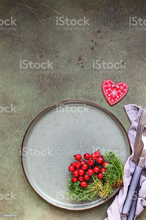 복사 공간이있는 녹색 콘크리트 배경에 축제 장식이있는 크리스마스 테이블 설정 휴일 배경 상단 보기 플랫 레이 0명에 대한 스톡 사진 및 기타 이미지 Istock