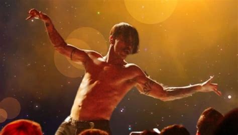 Anthony Kiedis Las Duras Historias De Vida Del Vocalista De Red Hot Chili Peppers Sonica
