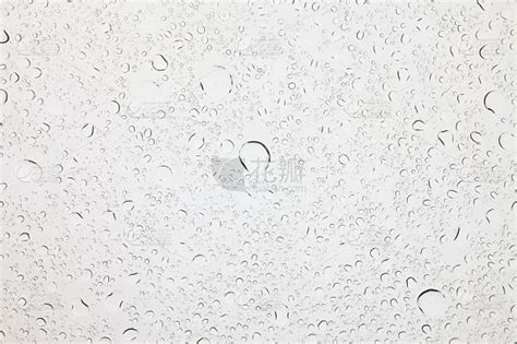 雨滴落在玻璃上，水滴落在玻璃上。