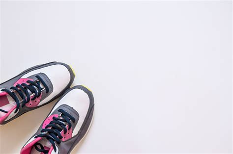 흰색 바탕에 스 니 커 즈의 최고 보기입니다 피트 니스 착용 및 장비입니다 스포츠 패션 스포츠 장비 스포츠 장비입니다 건강 한 개념 복사 공간 0명에 대한 스톡 사진 및