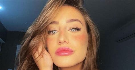 Bruna Griphao mostra corpão ao surgir renovando o bronzeado na praia e
