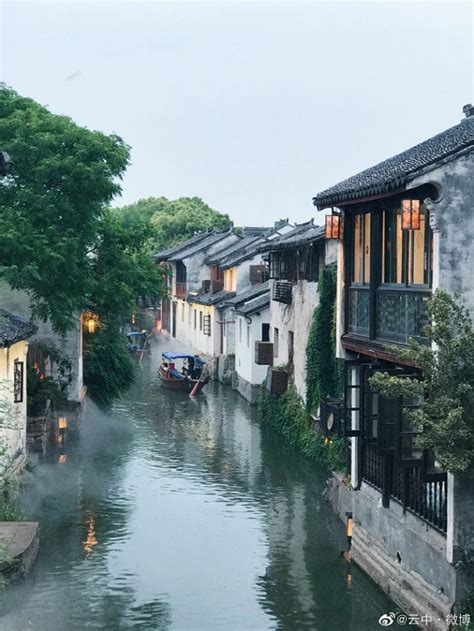 周庄 乌篷船，听雨眠，一蓑烟雨枕江南。 随手拍夏天 你拍的最具夏天感的照片 江苏新闻 共筑美丽家园 遇见美好时光 就要这