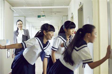 课间休息的初中女生高清图片下载 正版图片502037115 摄图网