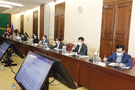 លោកអគ្គបណ្ឌិតសភាចារ្យ អូន ព័ន្ធមុនីរ័ត្ន ដឹកនាំកិច្ចប្រជុំ គ ស ហ ដើម្បីពិនិត្យ និងពិភាក្សាលើ