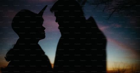 서로를 바라보고 일몰 하늘과 도시의 불빛을 배경으로 부드럽게 만지는 행복한 커플의 실루엣 사진 Unsplash의 자연 이미지