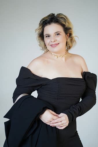 검은 양복을 입은 웃는 여자가 하얀 바탕에 손을 접고 서 있다 35 39세에 대한 스톡 사진 및 기타 이미지 35 39세
