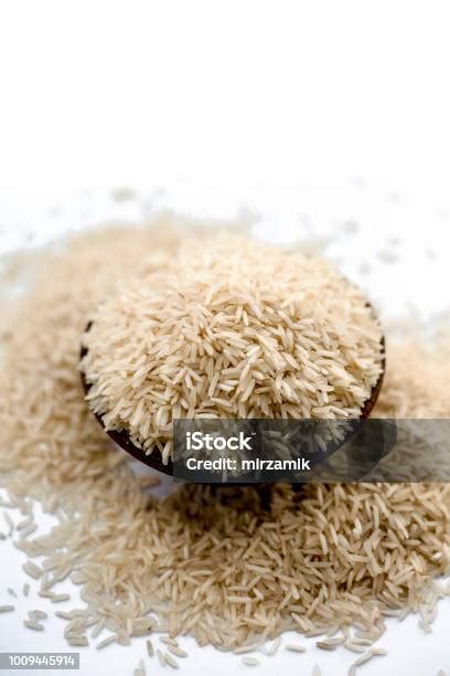 인도의 특별 한 가장 인기 있는 생된 인도 긴 나뭇결 흰색 절연 점토 그릇에 독특한 향기와 함께 갈색에 대한 스톡 사진 및 기타 이미지 Istock