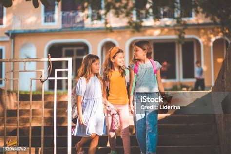 방과 후 집에 가는 여학생 세 명의 어린 여학생이 걷고 손을 잡고 있습니다 거리에 대한 스톡 사진 및 기타 이미지 거리