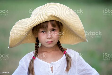 좋은 흰색 여름 드레스와 큰 밀짚 모자에 긴 머리띠와 젊은 유행 사랑스러운 귀여운 소녀 귀여운에 대한 스톡 사진 및 기타 이미지 귀여운 금발 머리 긴 머리 Istock