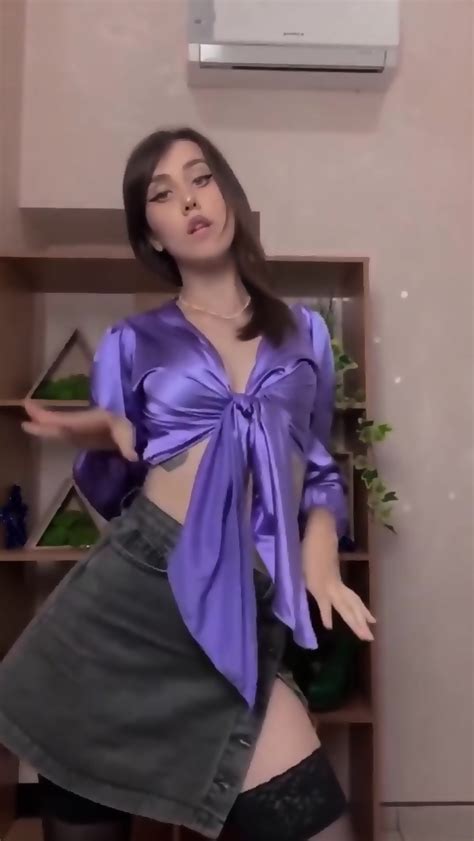 Brunette Longhair Seductive Latina Miniskirt Eporner