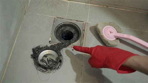 청소를 배수합니다 막히고 더러운 하수도 파이프 바닥 배수구 머리카락과 축적 된 막힌 기름으로 가득합니다 욕실에서 바닥 배수 하수 시스템을 유지 보수 깨끗한 세척을 고정하고