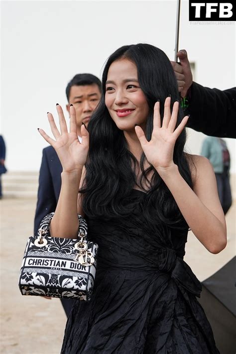Leggy Kim Ji Soo Attends The Dior Fashion Show In Paris Photos Pinayflixx Mega Leaks