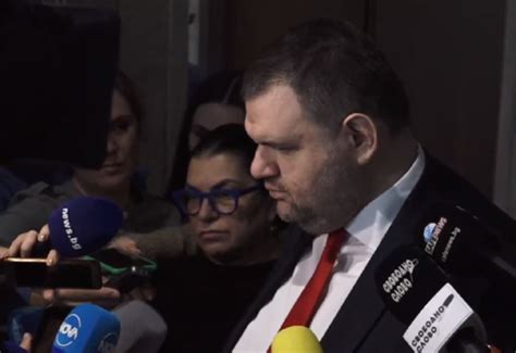 Пеевски дал на Сарафов разкритията за частния клуб на Мартин Нотариуса