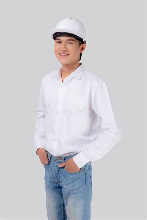 Retrato De Joven Asiático Es Ingeniero Usando Casco De Pie Y Sonriendo