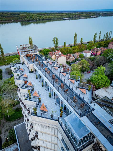 Студио за масажи и терапии Влиянието на масажа върху кожата Масажът има различни