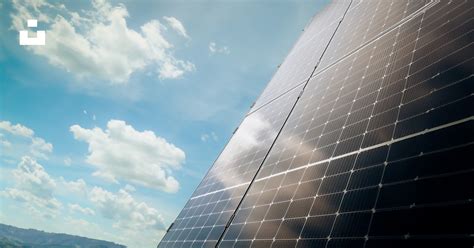 태양 전지판이 많은 큰 건물 사진 Unsplash의 무료 바깥 이미지