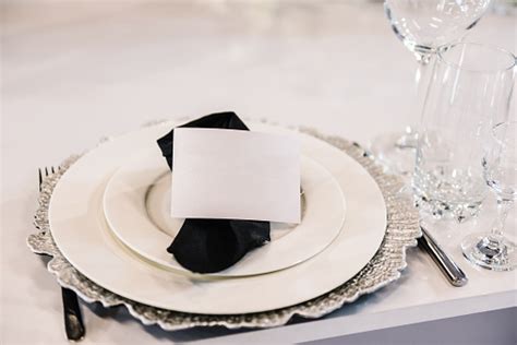 서빙 테이블 설정 접시 장식 린넨 검은 냅킨 엽서 은 식기 칼 안경 측면도 근접 촬영 결혼식 준비 저녁 식사 테이블 리셉션 생일 침례 행사 0명에 대한 스톡 사진 및 기타